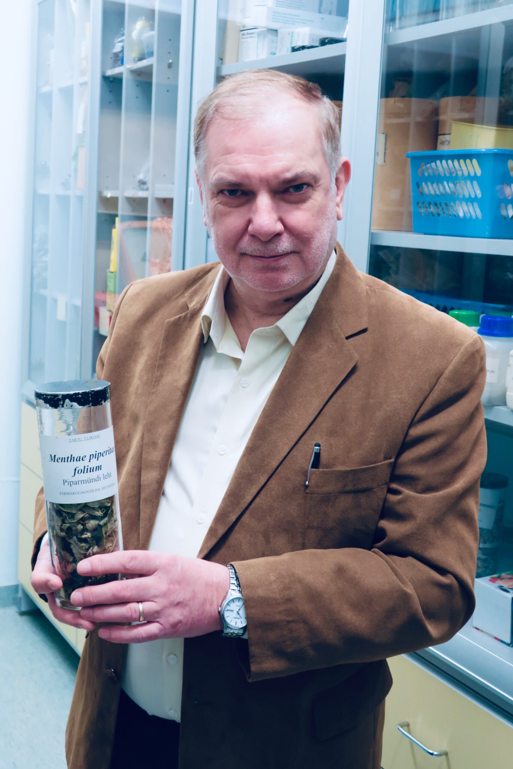 Farmaatsia instituudi juhataja professor Ain Raal annab välja ...